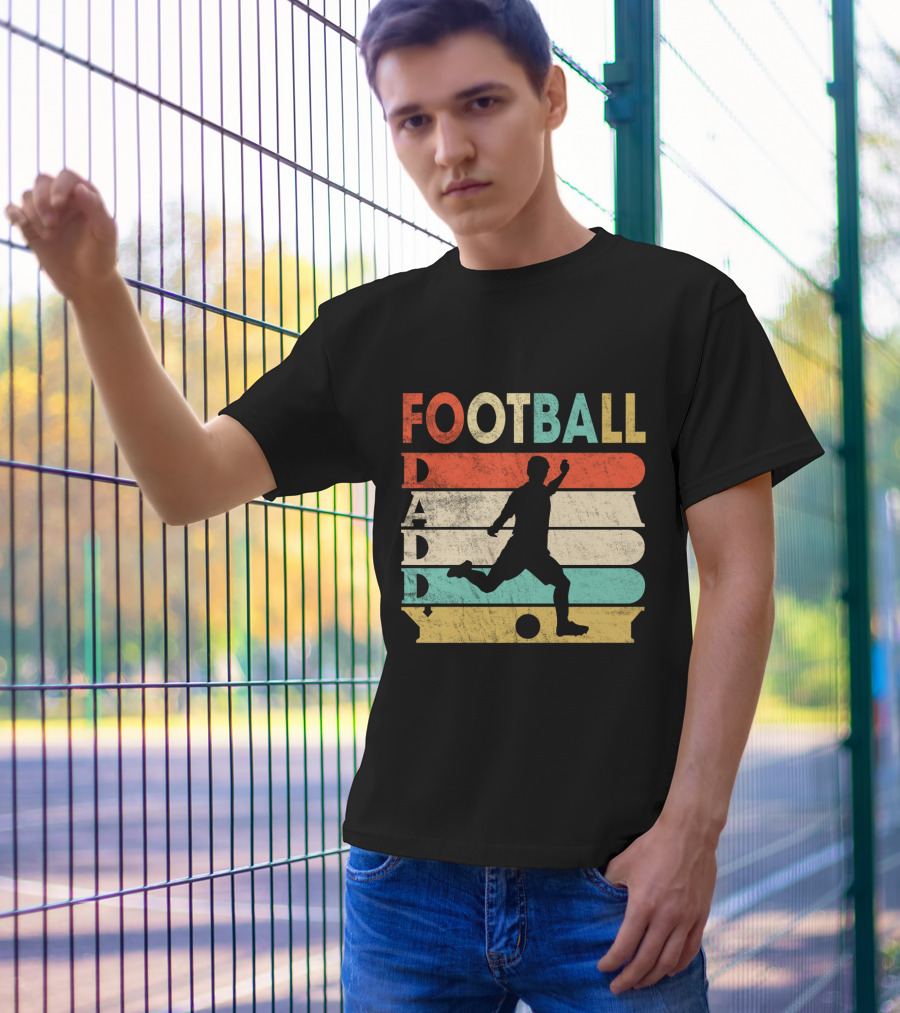 FOOTBALL DADDY Vintage Silhouette Soccer Kicking Retro Stripes T-Shirt