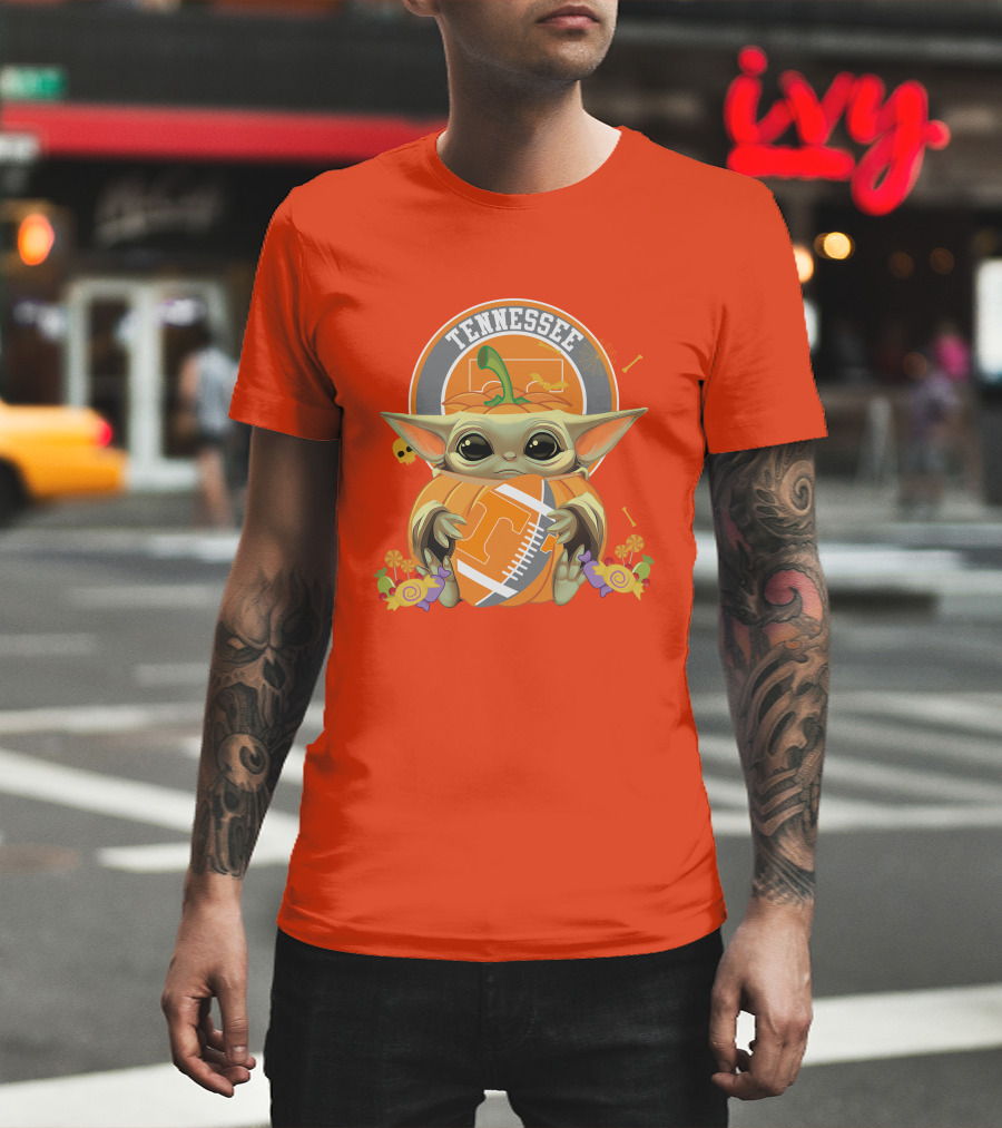 Tennessee Volunteers Halloween Pumpkin Baby Yoda Hug Football T-Shirt