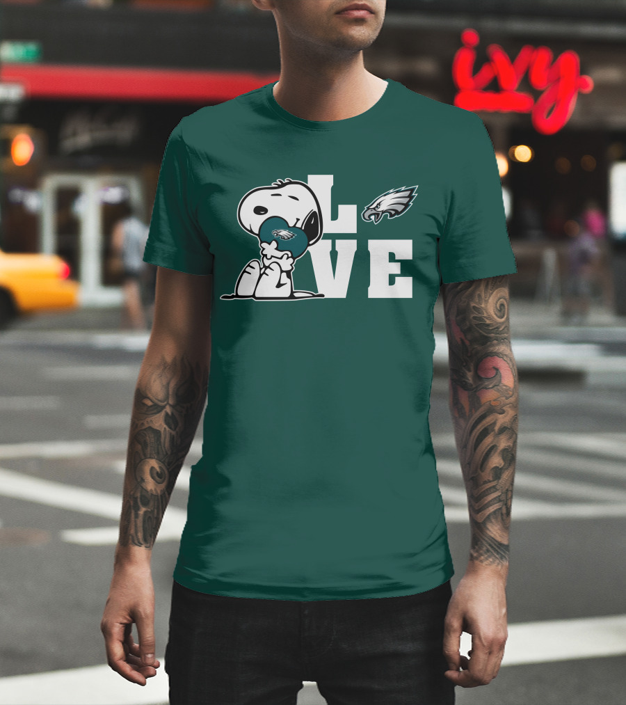 Snoopy Love Philadelphia Eagles Emblem Lve T-Shirt