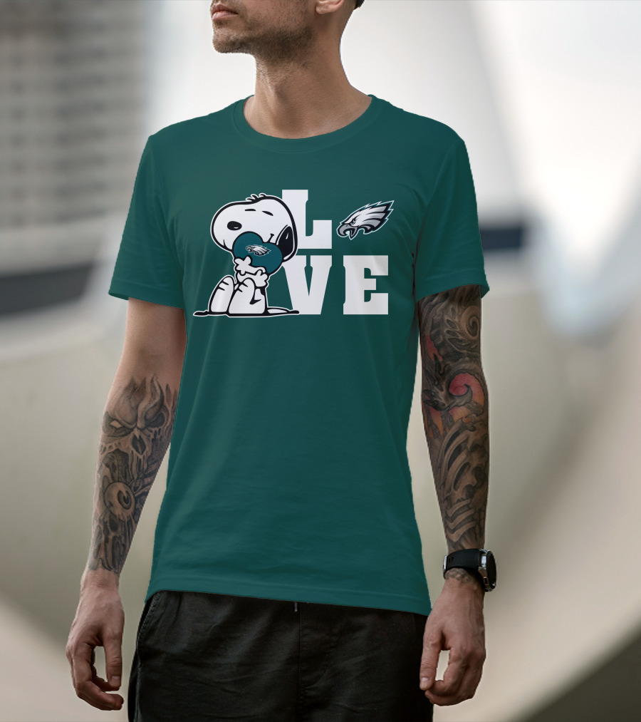 Snoopy Love Philadelphia Eagles Emblem Lve T-Shirt