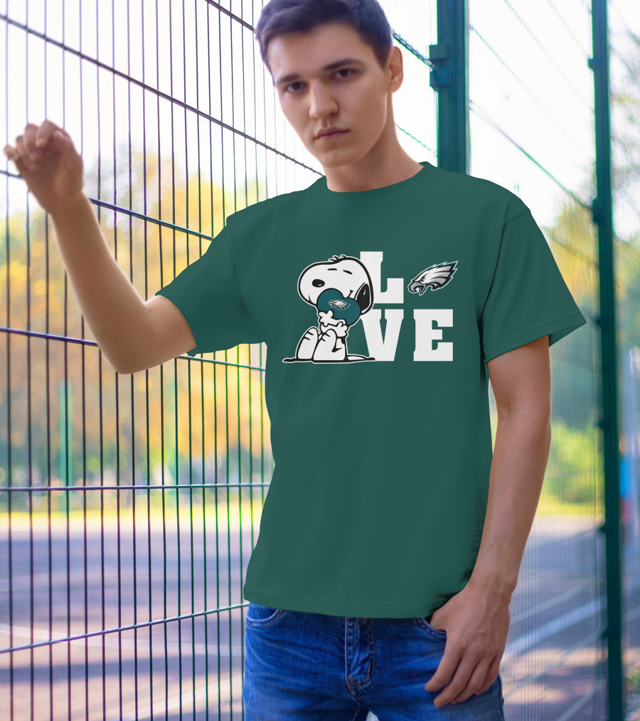 Snoopy Love Philadelphia Eagles Emblem Lve T-Shirt
