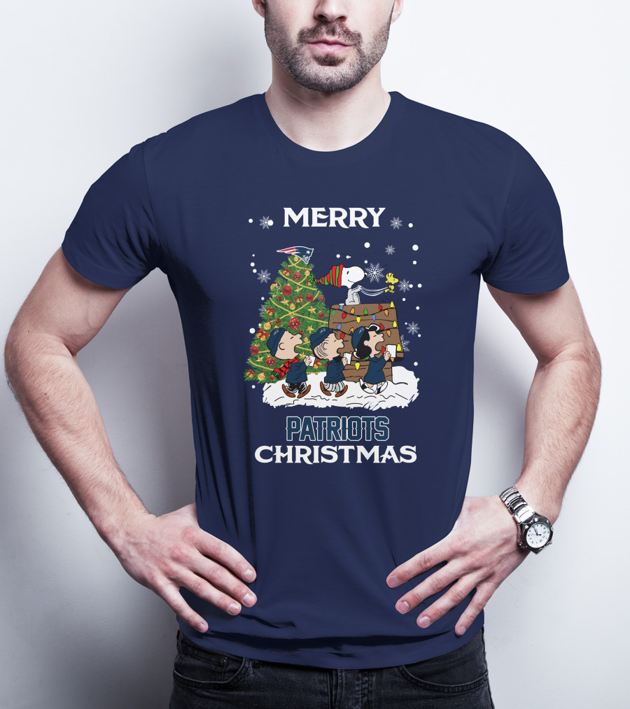 Merry New England Patriots Christmas With Peanuts Characters And Tree T-Shirt