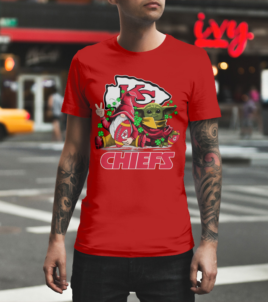 Kansas City Chiefs Leprechauns Gnomes Baby Yoda Hug T-Shirt