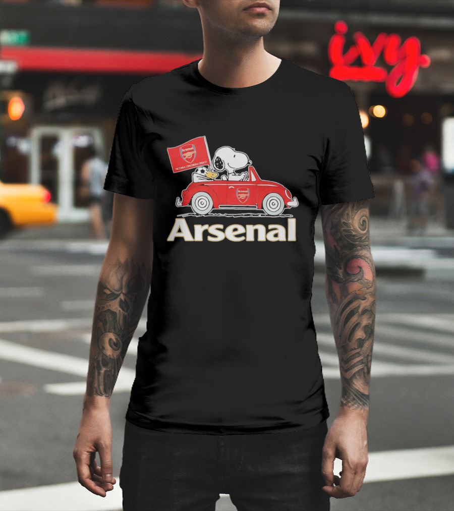 Snoopy Woodstock Arsenal Red Car Victoria Concordia Crescit Flag T-Shirt