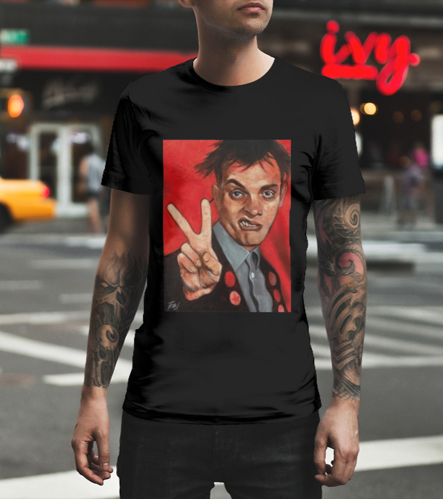 Chris Robinson Vivyan Rick Young Ones Portrait Two Finger Gesture T-Shirt