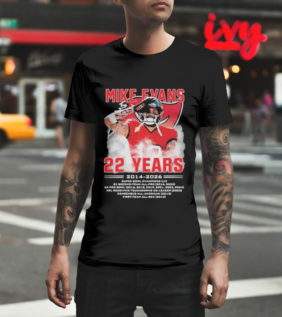 Mike Evans 22 Years 2014 2026 Red Jersey Salute Football Player T-Shirt