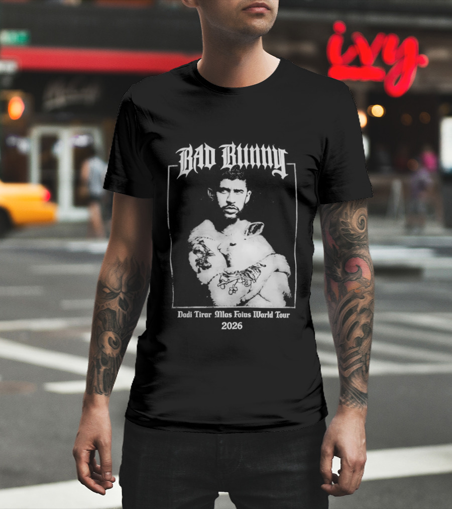 Bad Bunny Hugging Bunny Debi Tirar Mlas Fotos World Tour 2026 T-Shirt