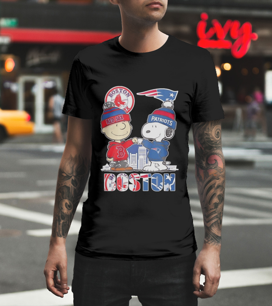 Boston Red Sox And New England Patriots Charlie Brown Snoopy Skyline T-Shirt
