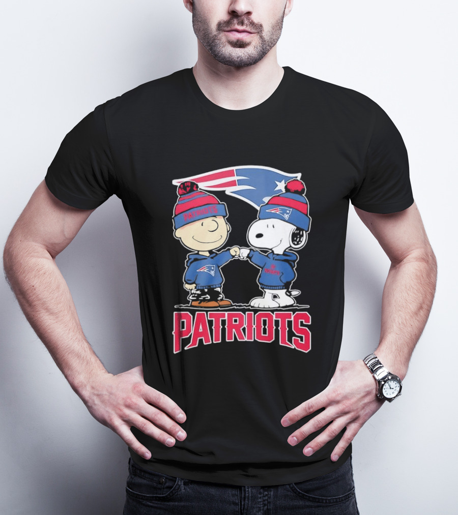 Charlie Brown Snoopy New England Patriots NFL Fist Bump Team Spirit T-Shirt
