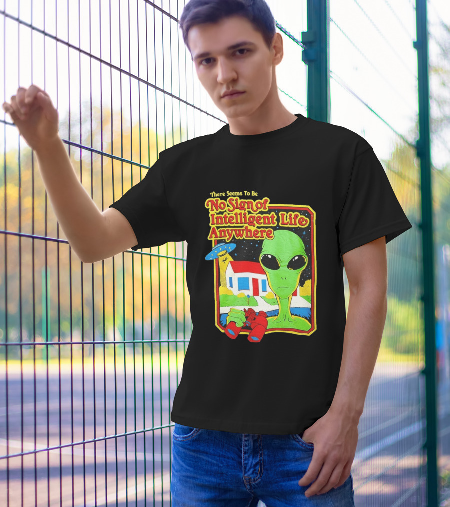 There Seems To Be No Sign Of Intelligent Life Anywhere Alien Green Martian Binoculars Retro Comic T-Shirt