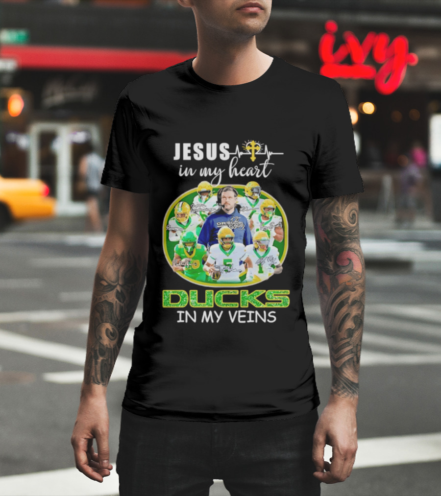 Jesus In My Heart Oregon Ducks In My Veins Football Players Signatures T-Shirt