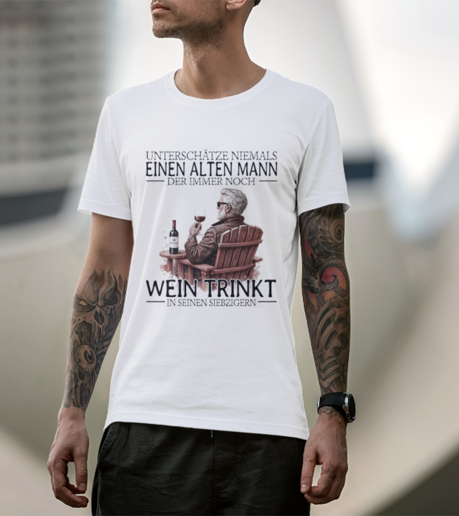 Unterschätze Niemals Einen Alten Mann Der Immer Noch Wein Trinkt In Seinen Siebzigern T-Shirt