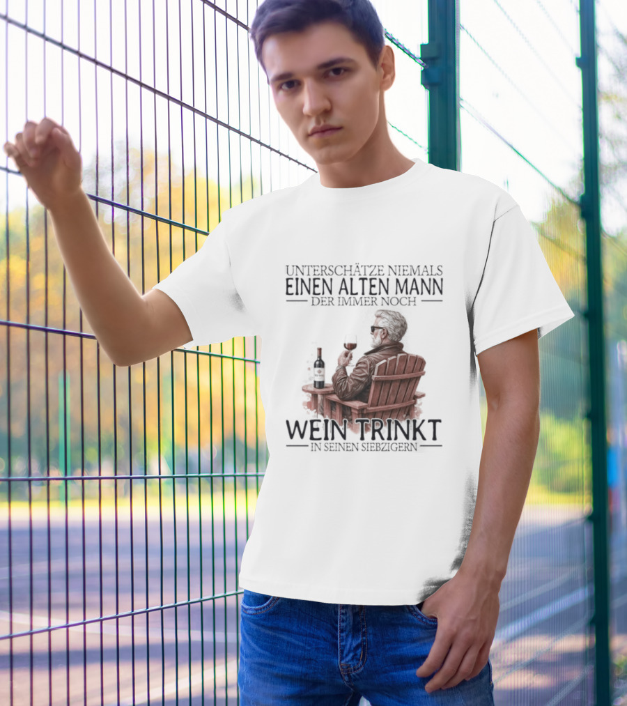 Unterschätze Niemals Einen Alten Mann Der Immer Noch Wein Trinkt In Seinen Siebzigern T-Shirt