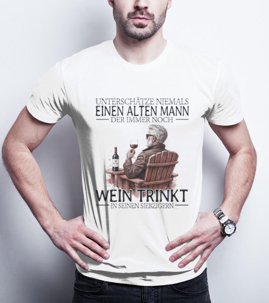Unterschätze Niemals Einen Alten Mann Der Immer Noch Wein Trinkt In Seinen Siebzigern T-Shirt