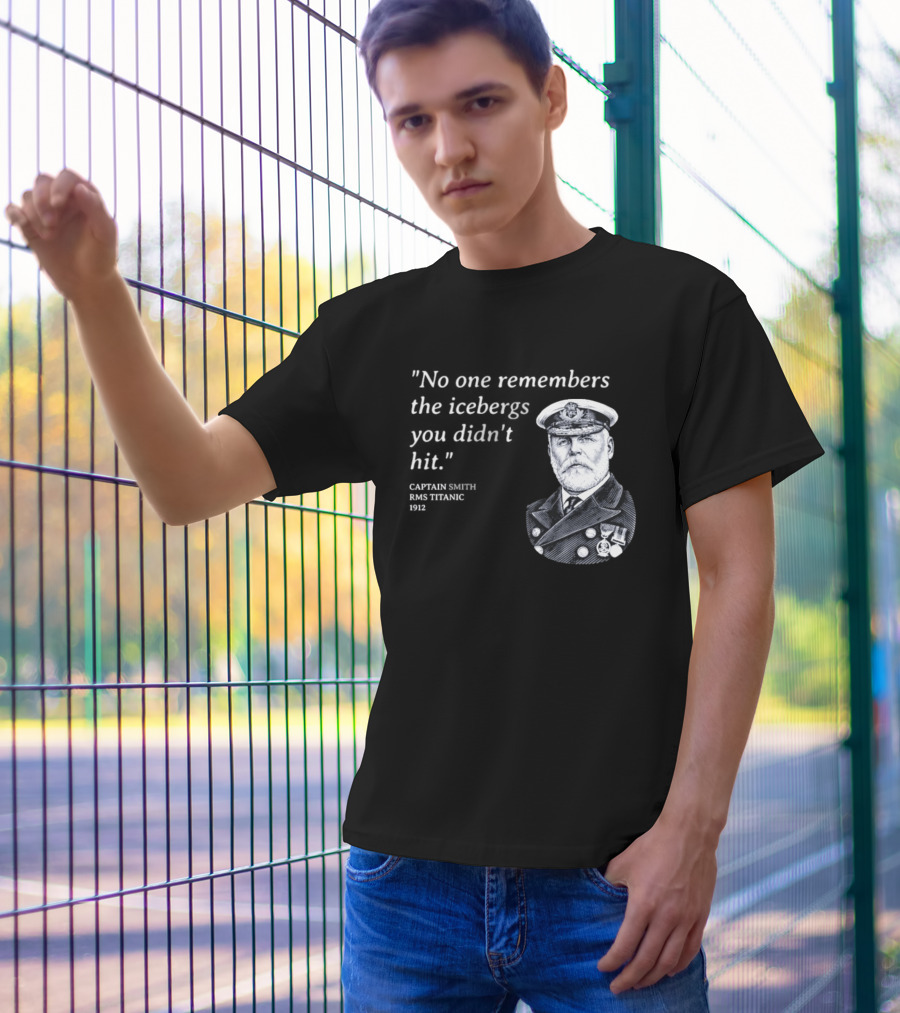 No One Remembers The Icebergs You Didn't Hit Captain Smith RMS Titanic 1912 T-Shirt