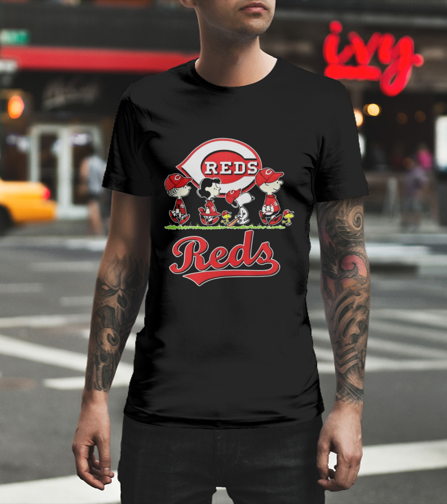 Snoopy Charlie Brown Linus Lucy Cincinnati Reds Baseball T-Shirt