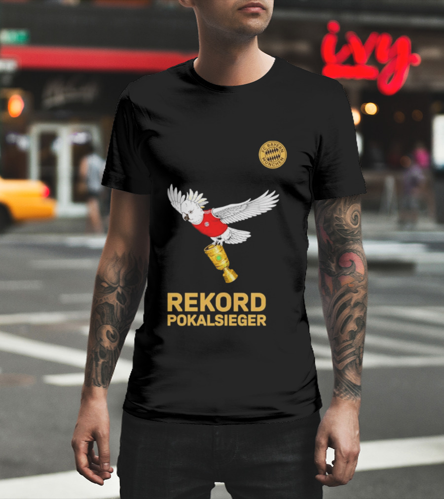 FC Bayern Munchen Rekord Pokalsieger Cockatoo With Trophy T-Shirt