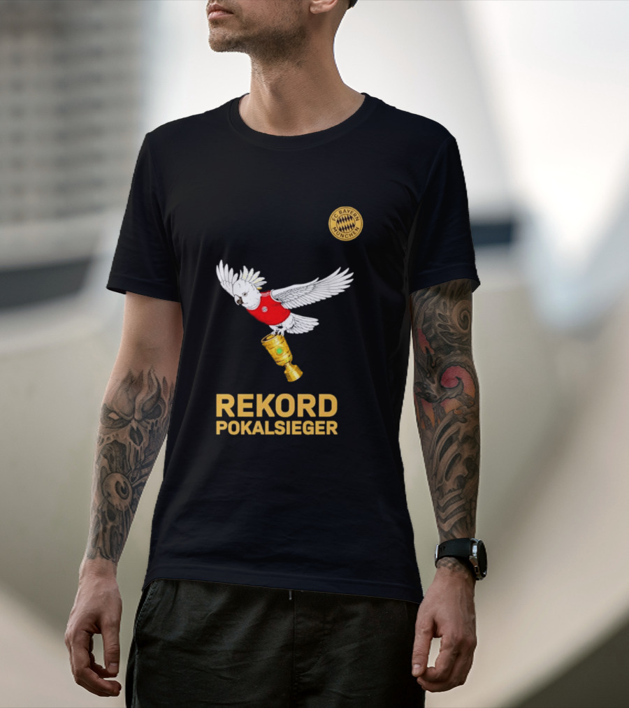 FC Bayern Munchen Rekord Pokalsieger Cockatoo With Trophy T-Shirt