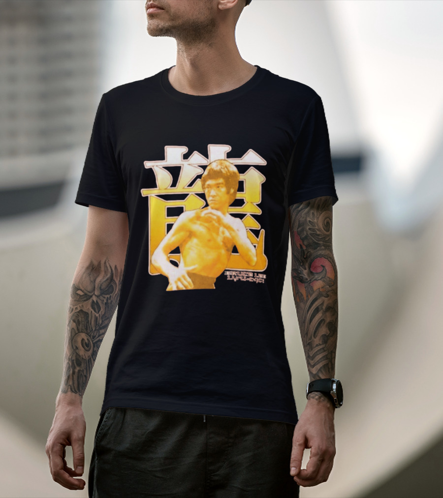 Bruce Lee Iconic Martial Arts Pose Chinese Characters T-Shirt