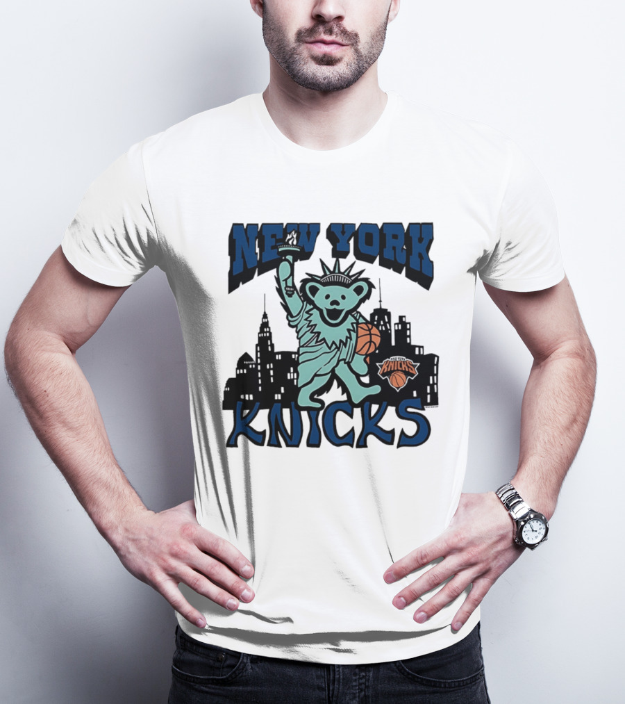 New York Knicks Bear Statue Of Liberty Basketball Skyline T-Shirt