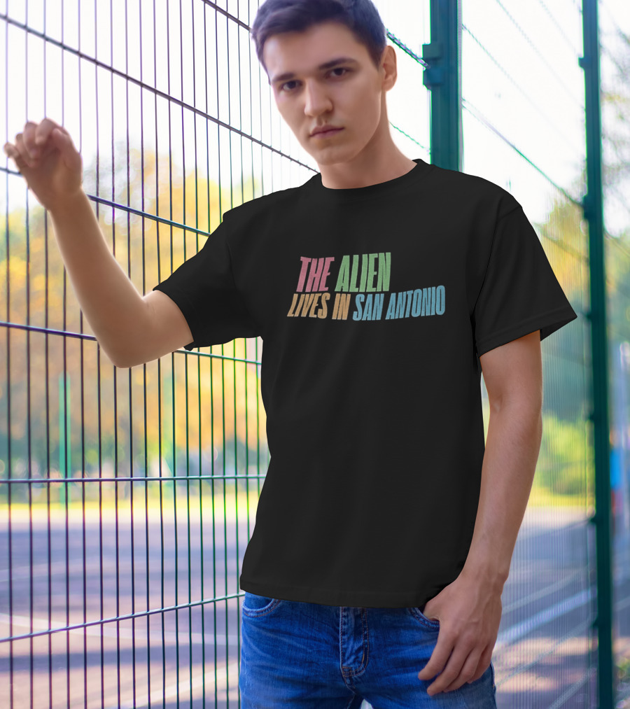 The Alien Lives In San Antonio Spurs Basketball T-Shirt