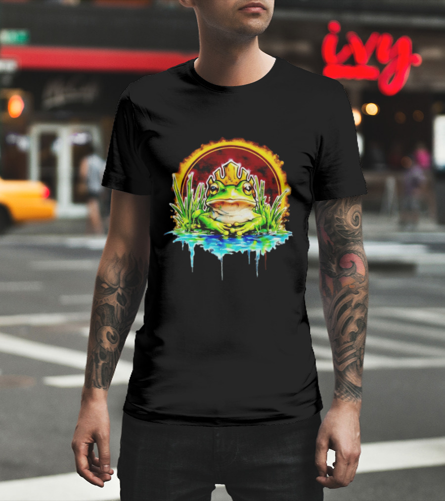 Frog King Crown Pond Nature Amphibian Wildlife Majestic Regal Water Scene T-Shirt