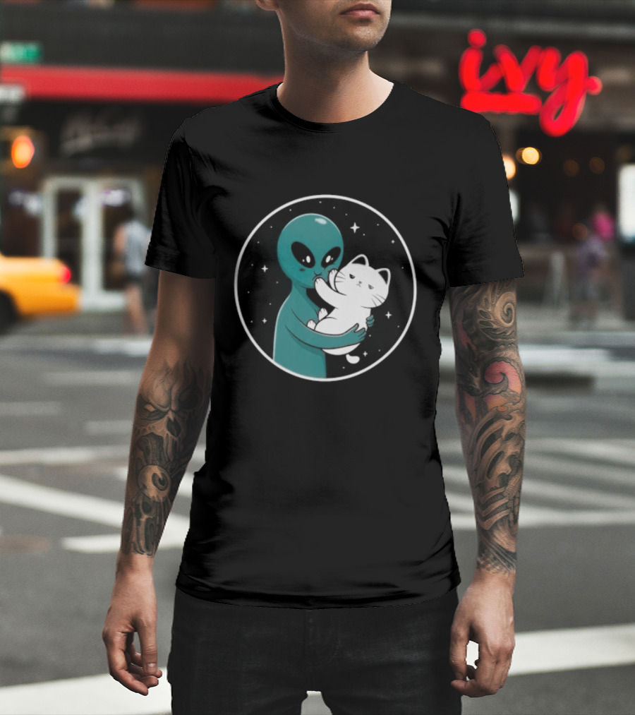 Even Aliens Love Cats Space Alien Embracing Kitty T-Shirt