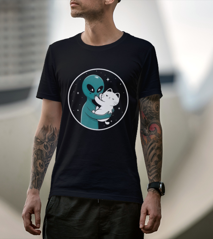 Even Aliens Love Cats Space Alien Embracing Kitty T-Shirt