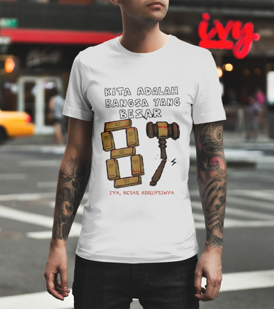 Kita Adalah Bangsa Yang Besar Iya Besar Korupsinya Gold Bars And Gavel T-Shirt