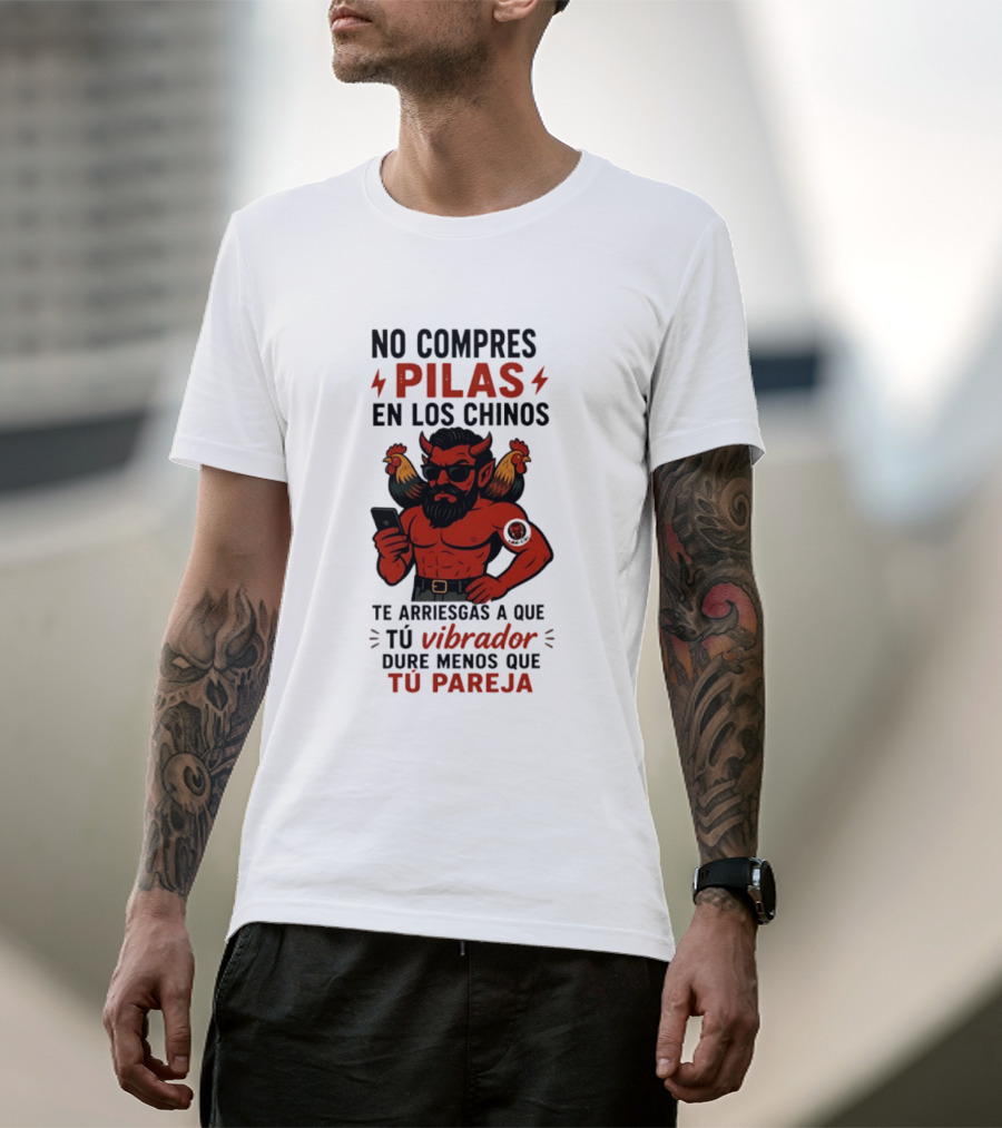 No Compres Pilas En Los Chinos Te Arriesgas A Que Tu Vibrador Dure Menos Que Tu Pareja Demonio Rojo Con Gallos Vibrador Humorístico T-Shirt