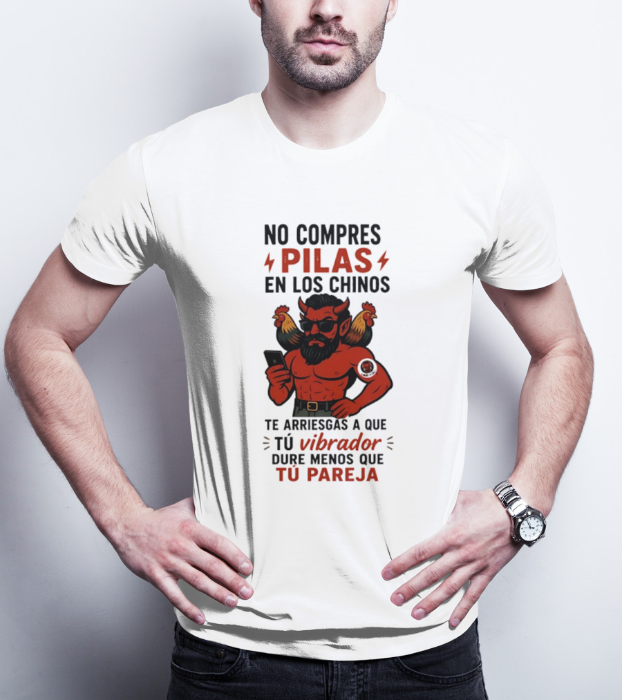 No Compres Pilas En Los Chinos Te Arriesgas A Que Tu Vibrador Dure Menos Que Tu Pareja Demonio Rojo Con Gallos Vibrador Humorístico T-Shirt