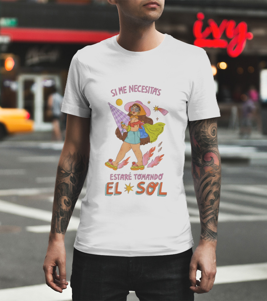 Si Me Necesitas Estaré Tomando El Sol Mujer Con Sombrero De Verano Y Cóctel Retro Vacaciones T-Shirt