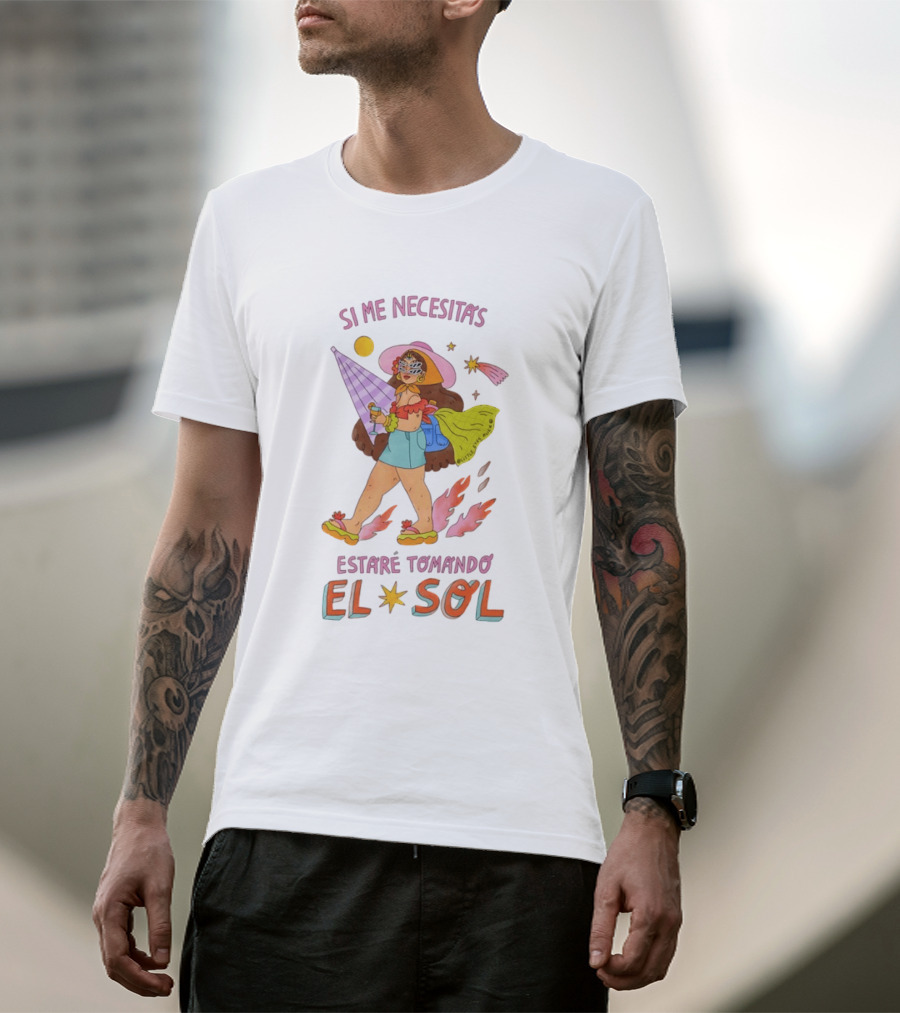 Si Me Necesitas Estaré Tomando El Sol Mujer Con Sombrero De Verano Y Cóctel Retro Vacaciones T-Shirt