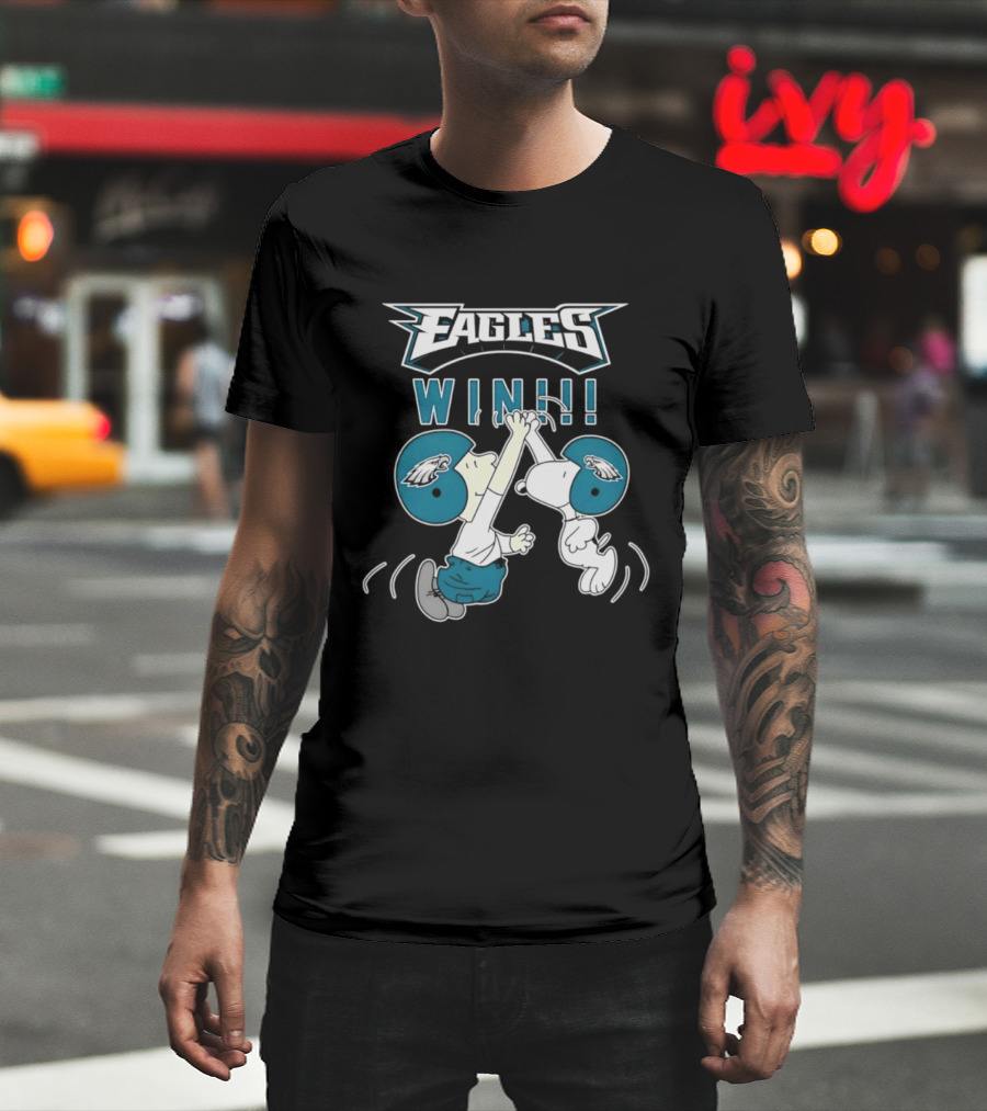 Philadelphia Eagles Win Peanuts Snoopy And Charlie Brown High Five T-Shirt
