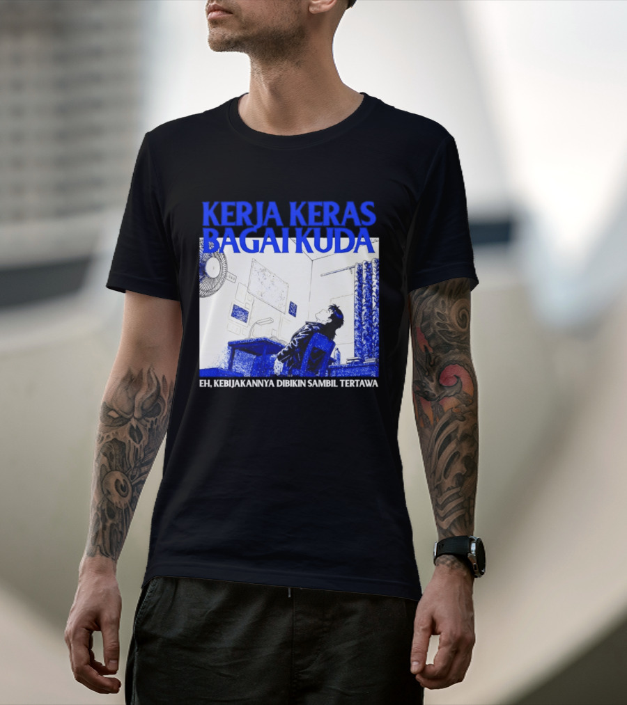 Kerja Keras Bagai Kuda Eh Kebijakannya Dibikin Sambil Tertawa Komik Pria Duduk Meja Dan Layar T-Shirt