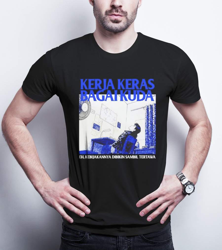 Kerja Keras Bagai Kuda Eh Kebijakannya Dibikin Sambil Tertawa Komik Pria Duduk Meja Dan Layar T-Shirt