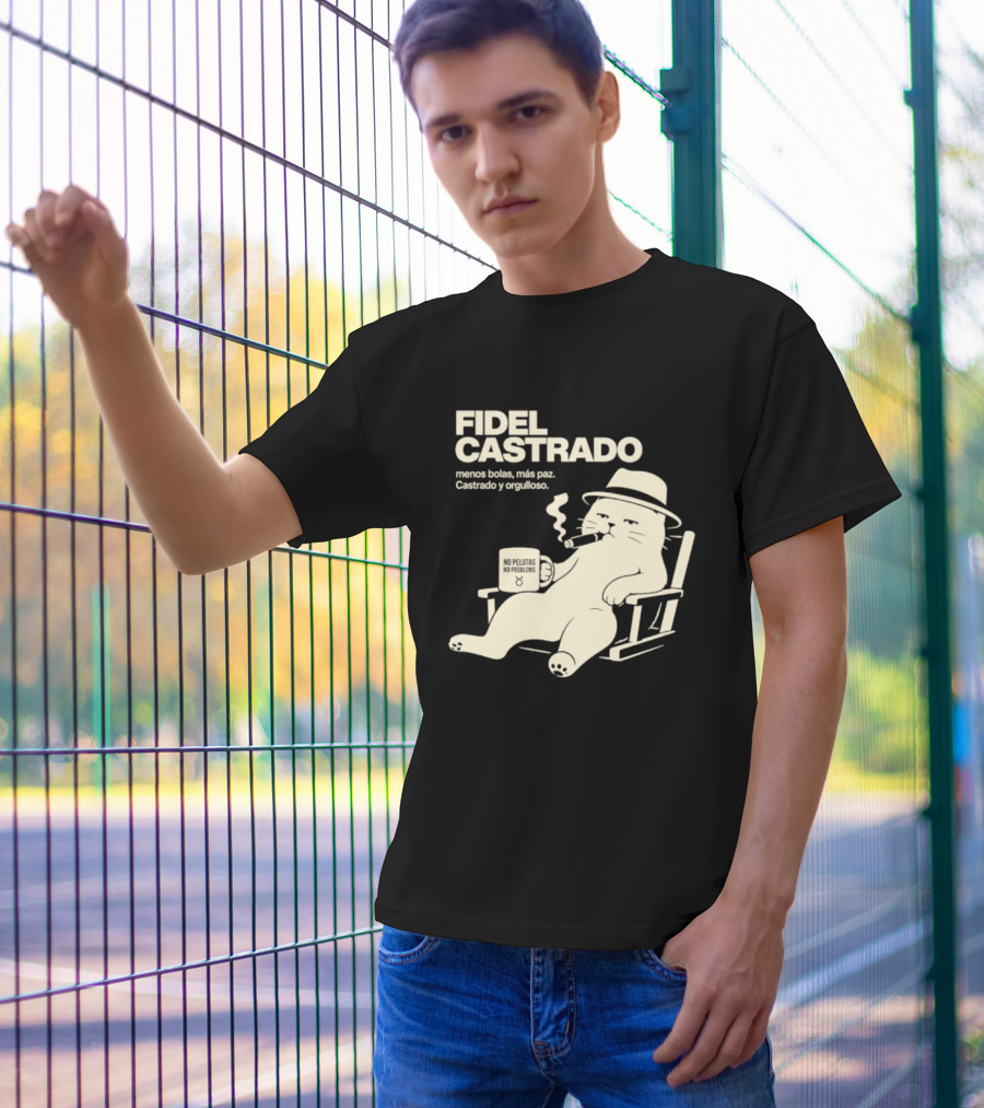 Fidel Castrado Menos Bolas Mas Paz Cat Con Silla Sombrero Cigarro T-Shirt