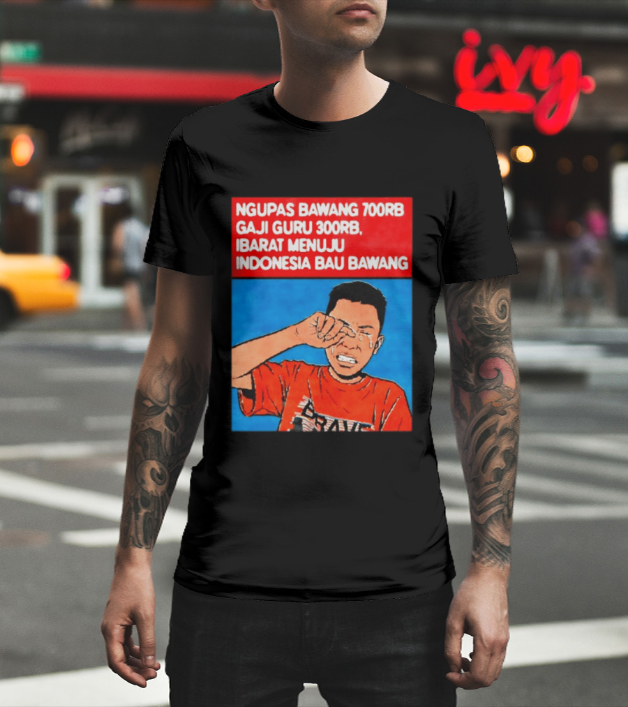 Ngupas Bawang 700rb Gaji Guru 300rb Ibarat Menuju Indonesia Bau Bawang T-Shirt