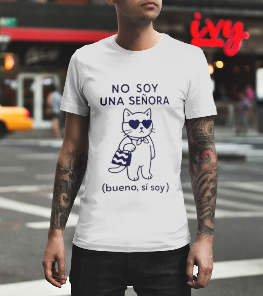 No Soy Una Señora Bueno Sí Soy Cat With Sunglasses And Bag T-Shirt