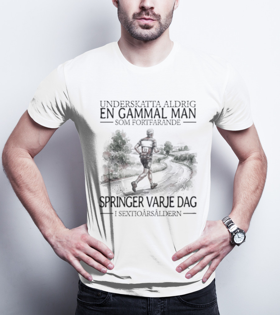 Underskatta Aldrig En Gammal Man Som Fortfarande Springer Varje Dag I Sextioårsåldern T-Shirt