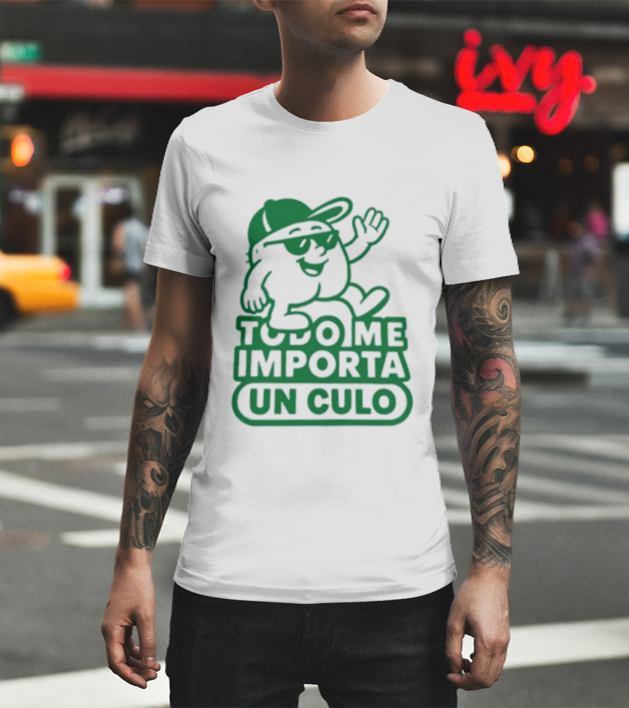 Todo Me Importa Un Culo Caracter Con Gafas Y Gorra Verde T-Shirt