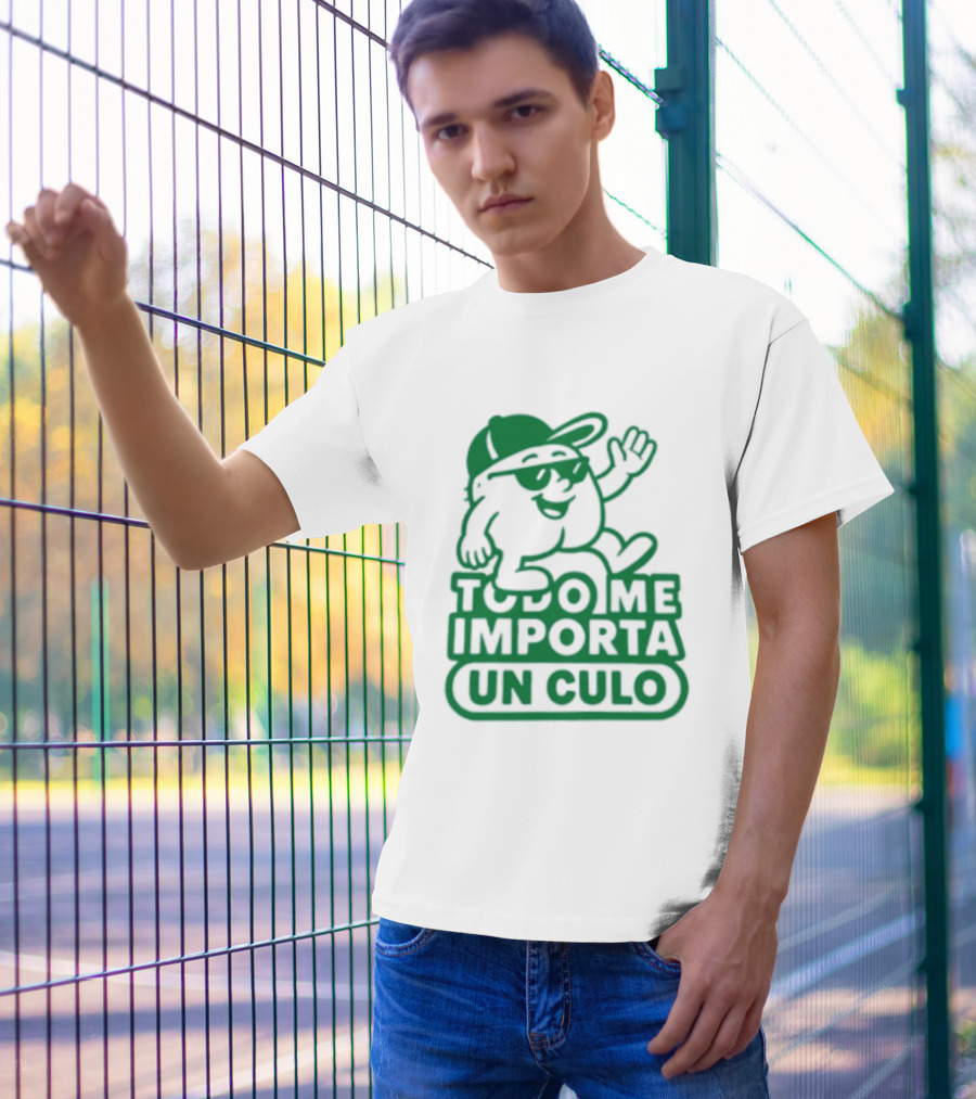 Todo Me Importa Un Culo Caracter Con Gafas Y Gorra Verde T-Shirt