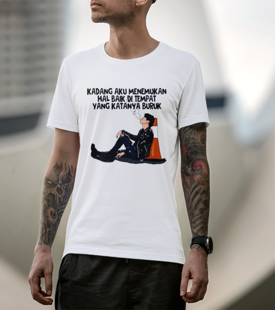 Kadang Aku Menemukan Hal Baik Di Tempat Yang Katanya Buruk Dengan Sosok Beristirahat Di Kursi Oranye T-Shirt