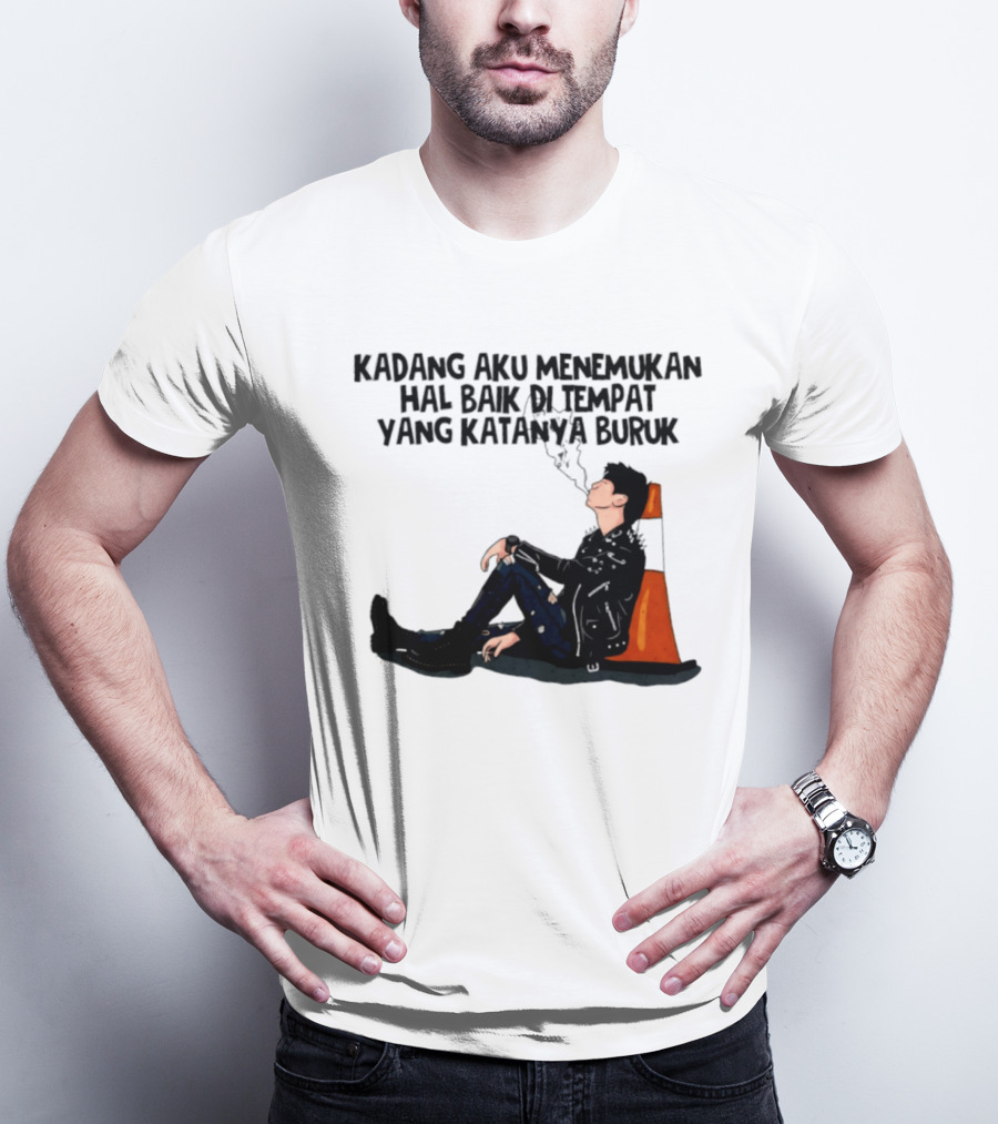 Kadang Aku Menemukan Hal Baik Di Tempat Yang Katanya Buruk Dengan Sosok Beristirahat Di Kursi Oranye T-Shirt