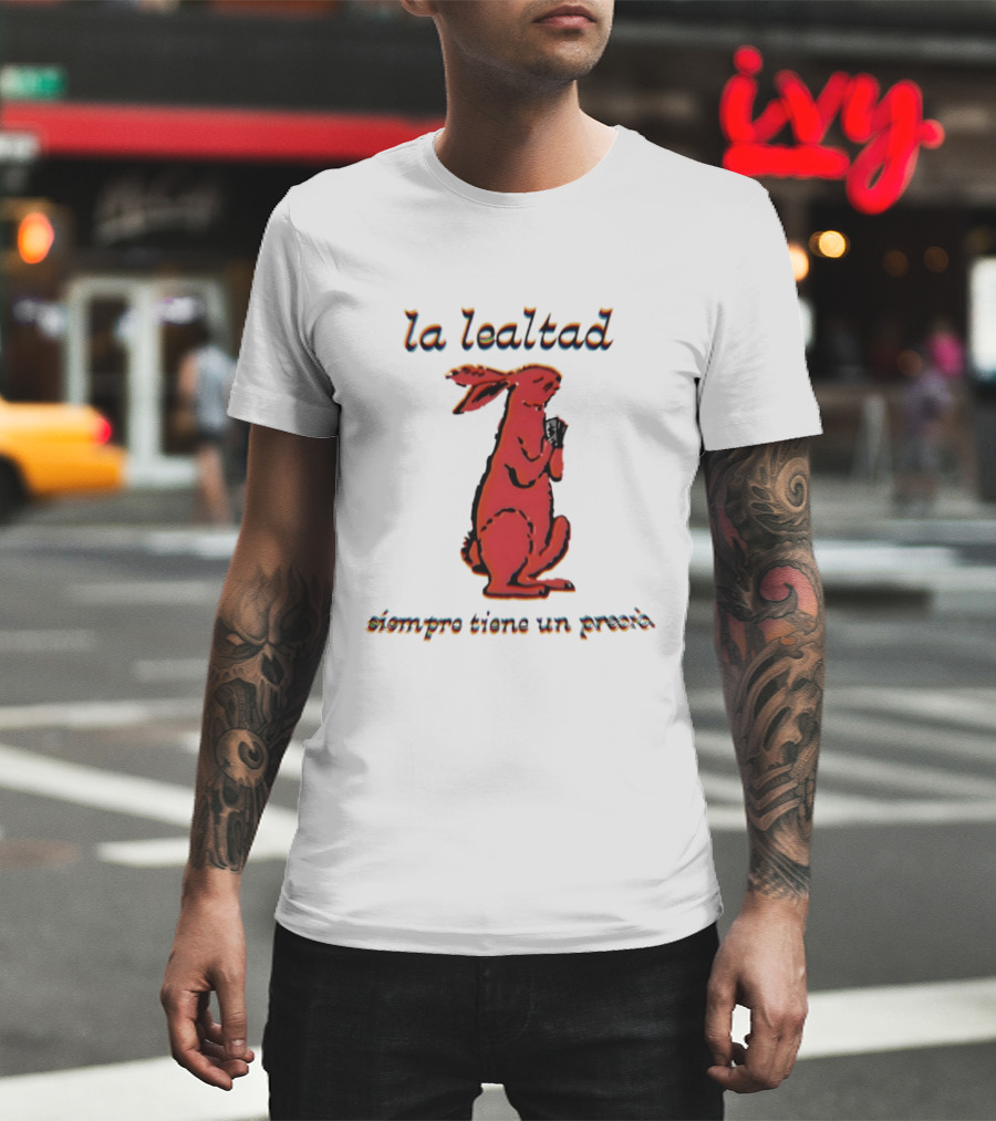 La Lealtad Siempre Tiene Un Precio Conejo Rojo T-Shirt
