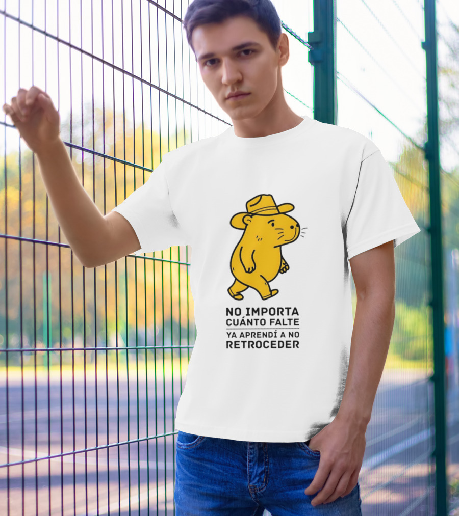 Capybara No Importa Cuánto Falte Ya Aprendí A No Retroceder Sombrero Amarillo T-Shirt