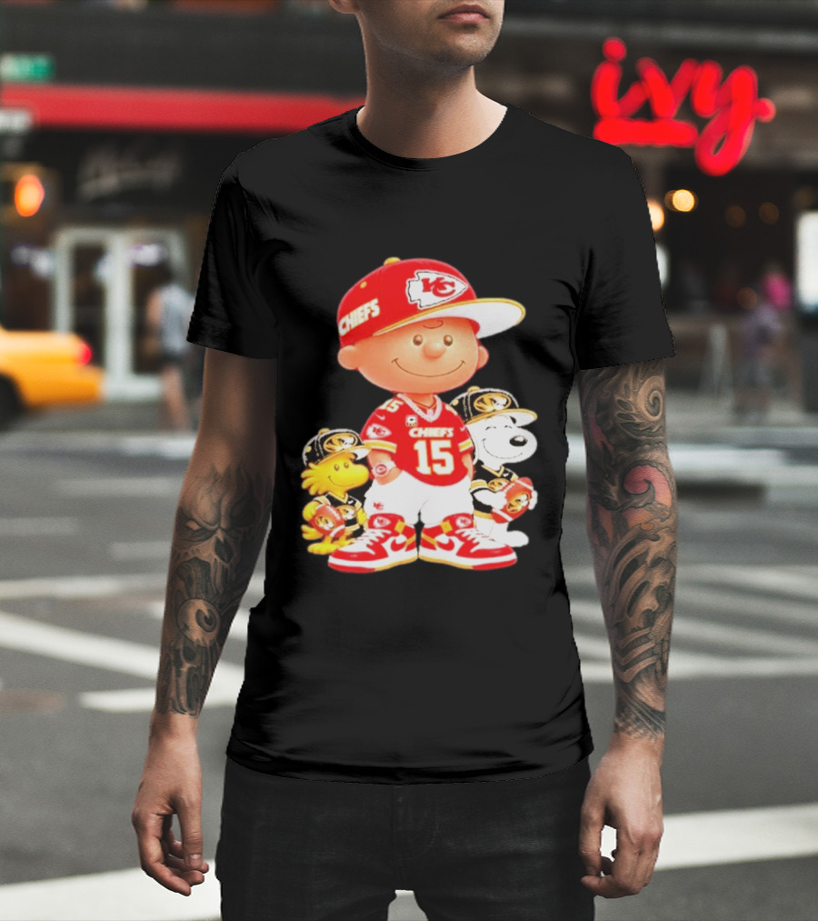 Peanuts Chiefs Patrick Mahomes Football Kansas City Charlie Brown Snoopy Woodstock T-Shirt