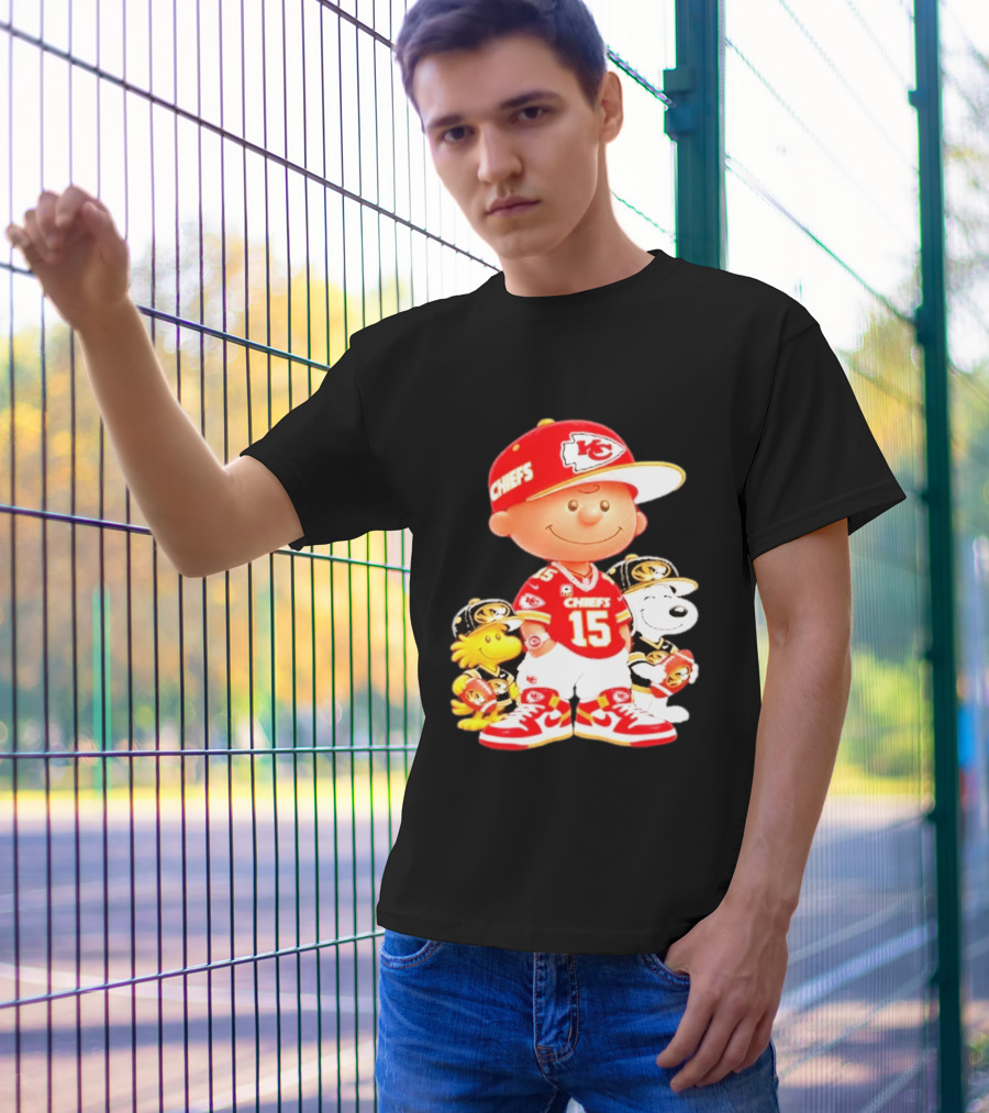 Peanuts Chiefs Patrick Mahomes Football Kansas City Charlie Brown Snoopy Woodstock T-Shirt