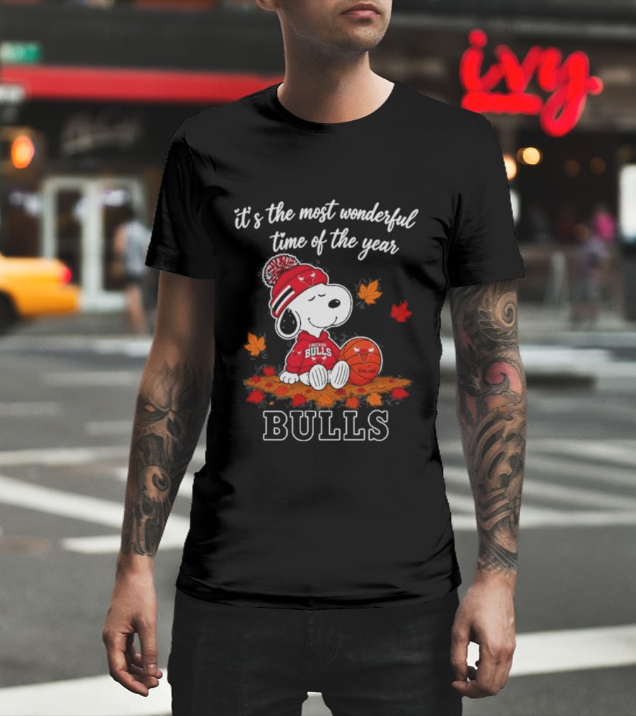 Chicago Bulls Snoopy Autumn Leaves Football Most Wonderful Time Of The Year T-Shirt