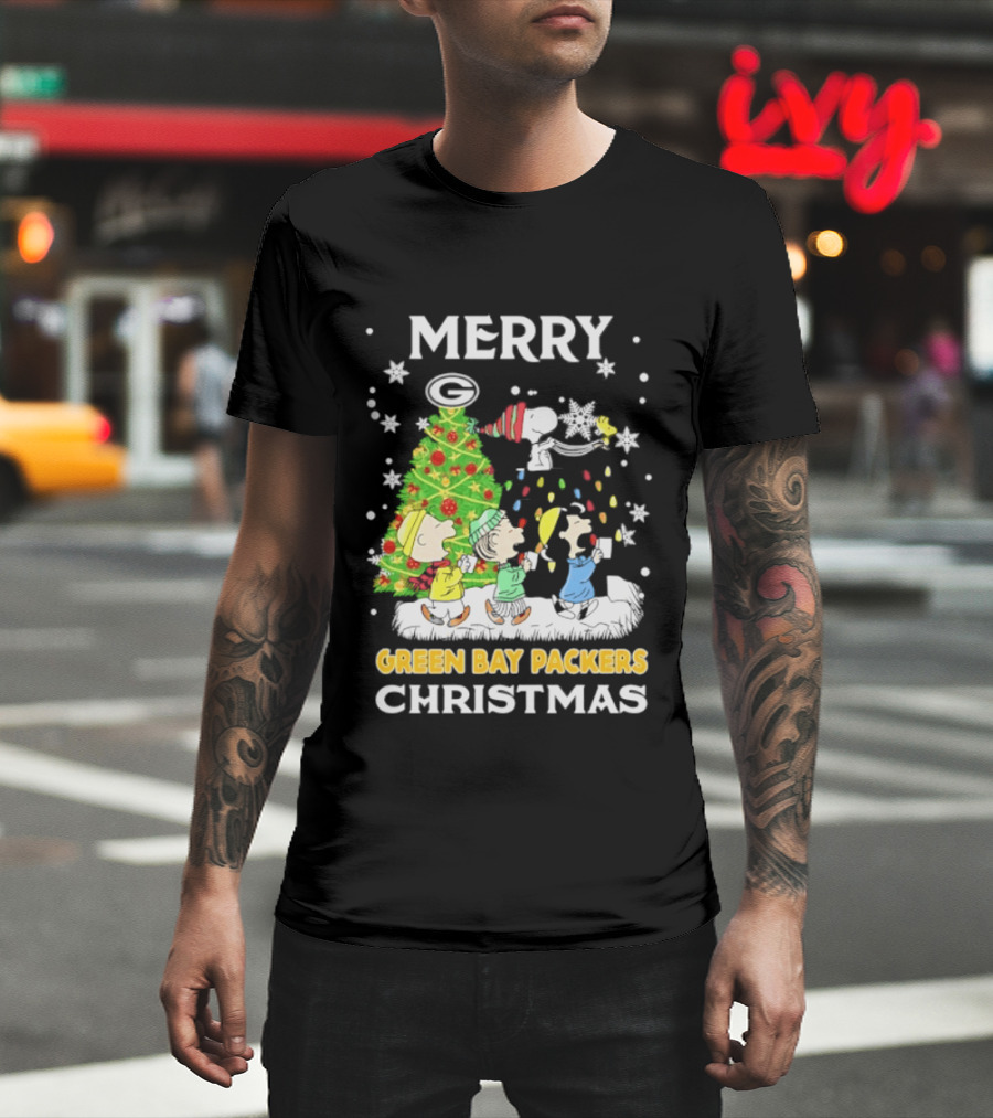 Merry Green Bay Packers Peanuts Christmas Caroling With Snoopy And Woodstock T-Shirt